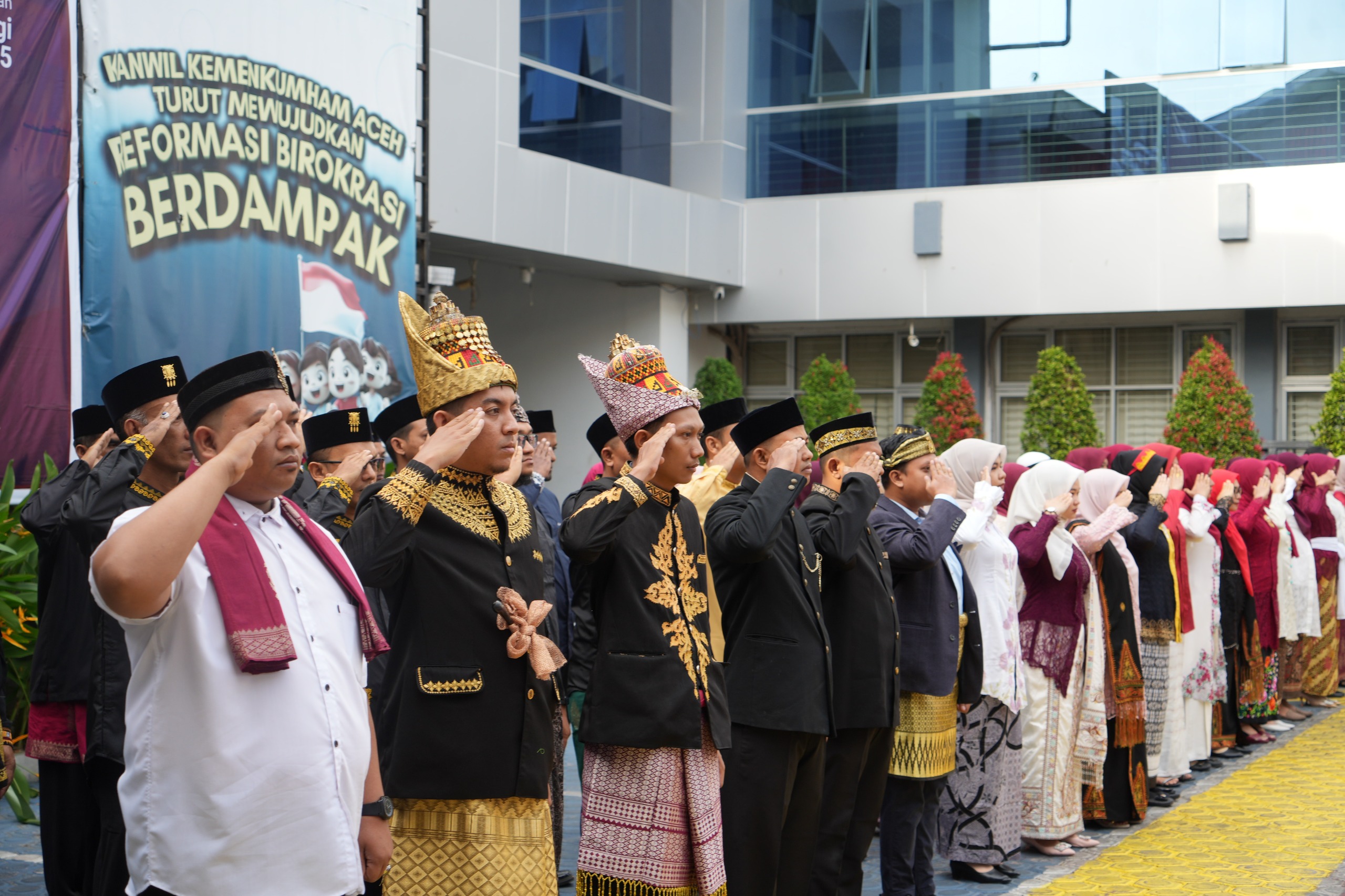 Ragam Budaya Warnai Upacara Peringatan HUT RI ke 80 di Kanwil Kemenkum Aceh